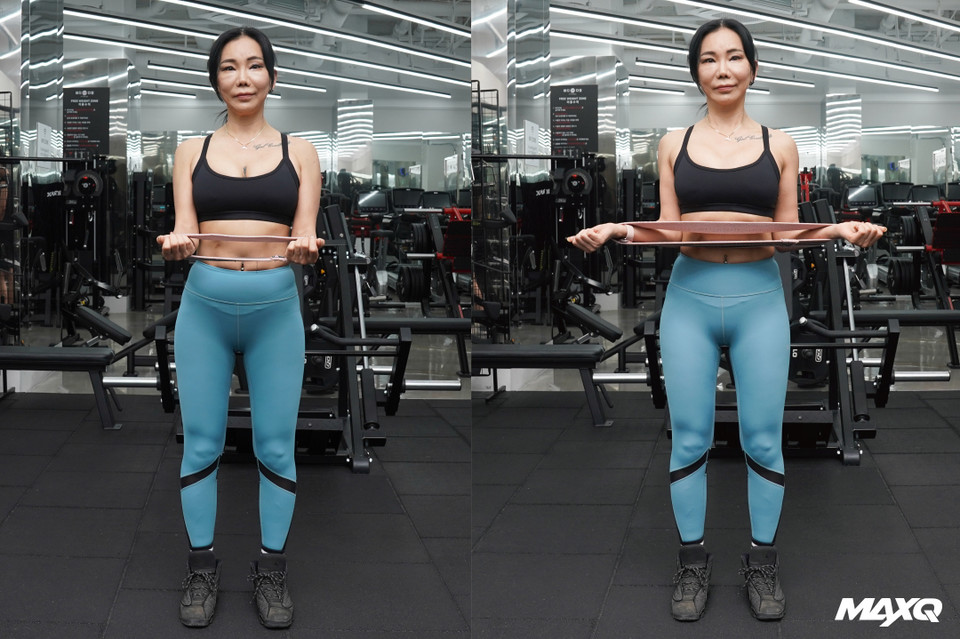 밴드와 생수병으로 리즈 갱신한 50대 몸짱